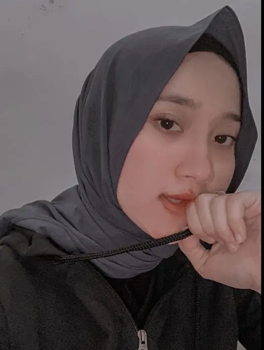 Gaya Yeni Inka Saat Hangout Pakai Hijab, Banjir Pujian - Foto Liputan6.com