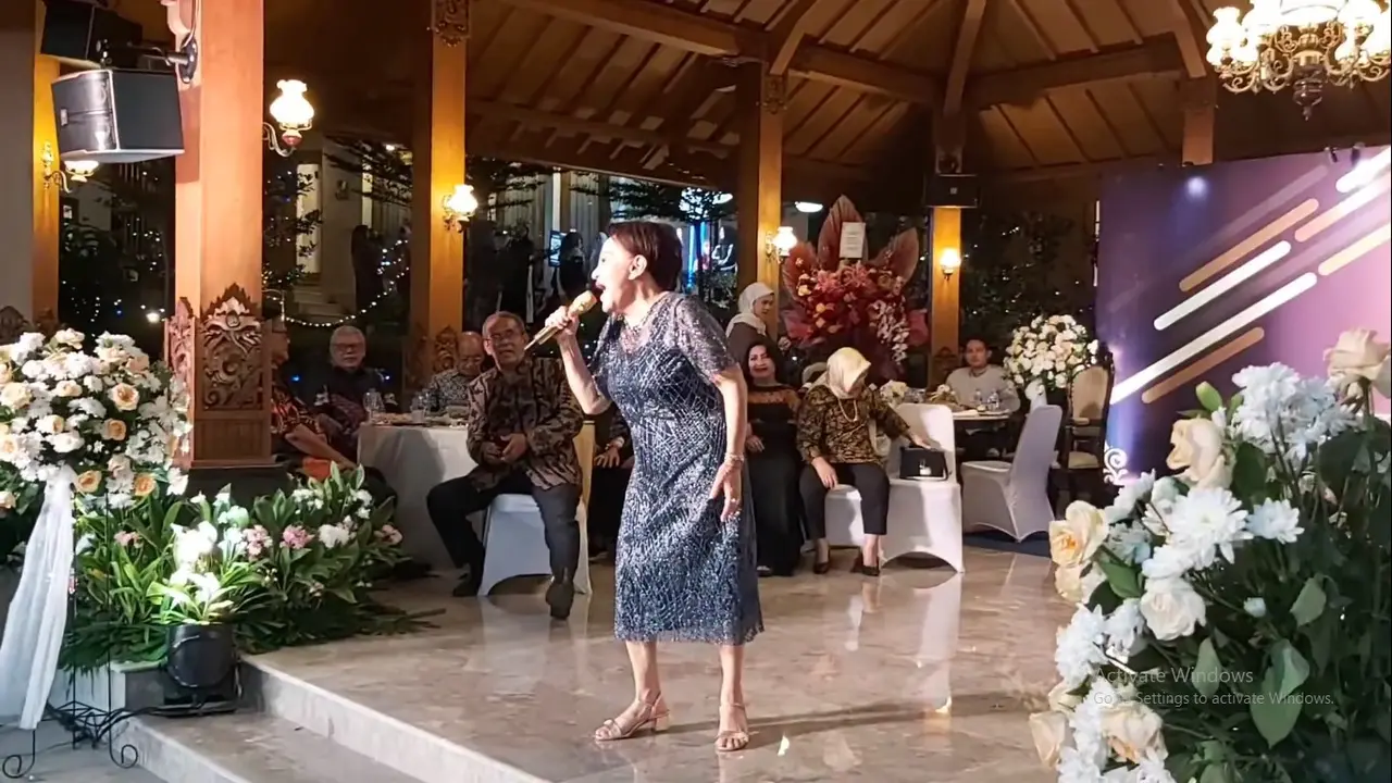 7 Potret Mpok Atiek Tetap Lincah di Usia 67 Tahun