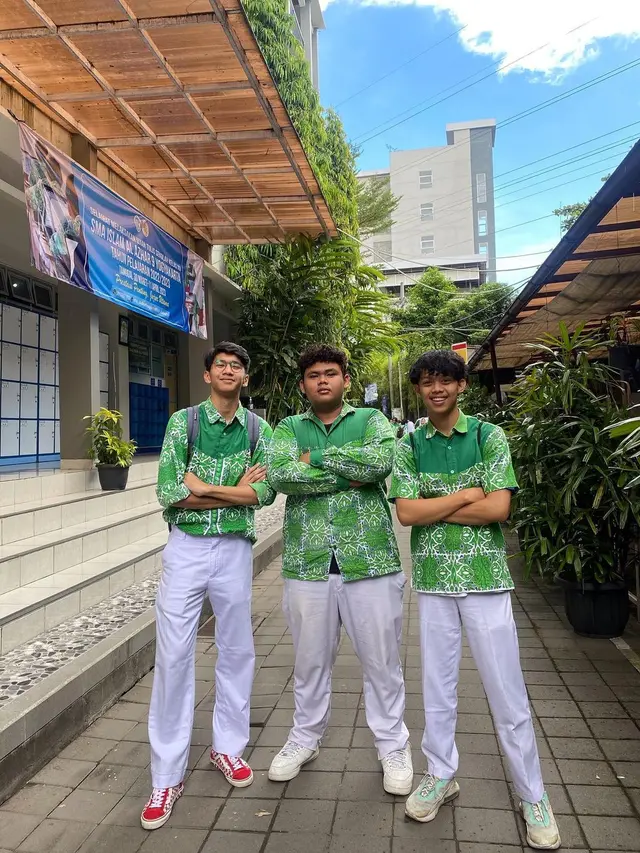 6 Momen Kelulusan Ayman Modjo Anak Duta Sheila On 7, Didampingi Gadis ...