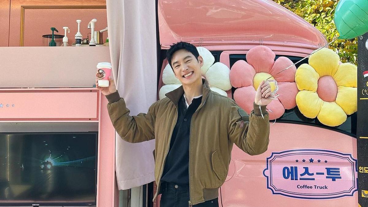Lee Je Hoon Dapat Kiriman Coffee Truck dari Fans Indonesia: Terima Kasih Banyak - Foto Liputan6.com