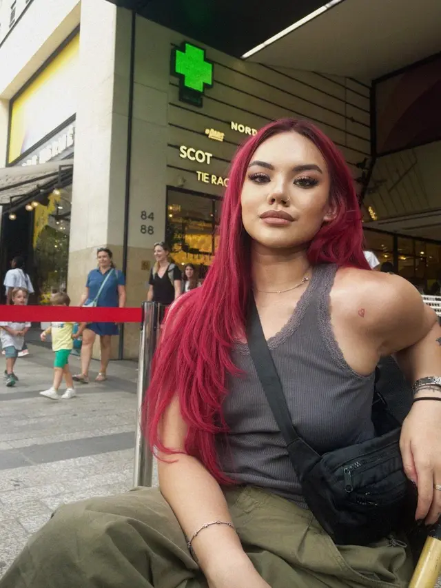 6 Potret Terbaru Shafa Harris dengan Rambut Merah Terang, Curi ...