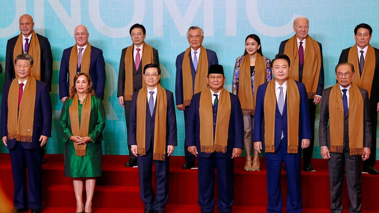 Seskab Mayor Teddy Rapikan Syal Presiden Prabowo saat Foto Bersama ...