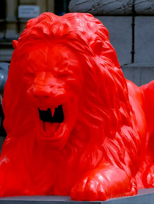 FOTO: Patung Singa Merah Raksasa Jadi Pusat Perhatian Warga London ...