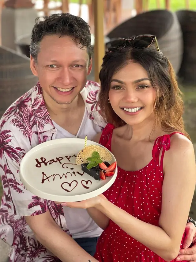 Liburan ke Bali, Ini 7 Potret Romantis Rina Nose Rayakan Hari Jadi Pernikahan ke-3 - Hot ...