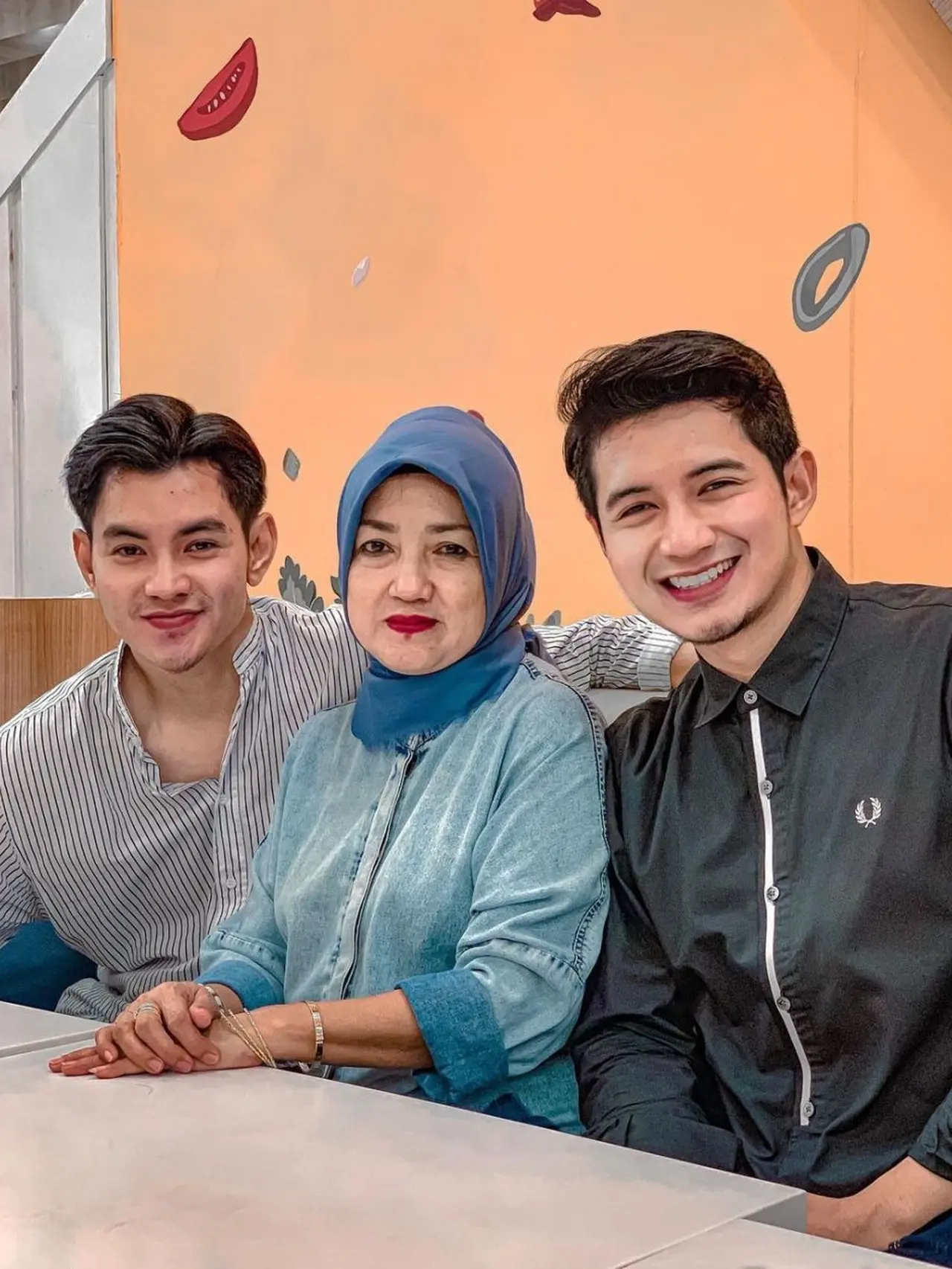 6 Potret Chand Kelvin dan Aditya Suryo, Kakak dan Adik yang Kompak - Hot Liputan6.com