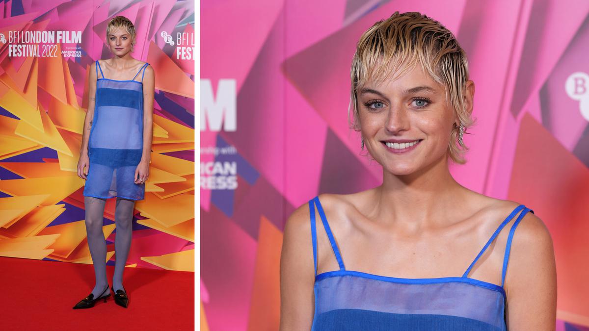 Emma Corrin Tampil Seksi Kenakan Mini Dress Biru Transparan di London ...