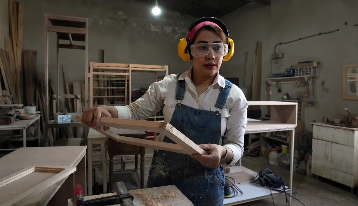 Dobrak Tabu, Mantan Guru Perempuan Iran Sahar Biglari Banting Setir ...