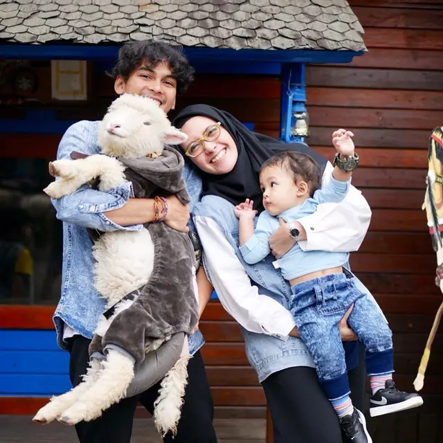Jarang Terekspos, Ini 6 Potret Keluarga Ridwan Ghany ‘Raja FTV’ yang Harmonis - Hot Liputan6.com