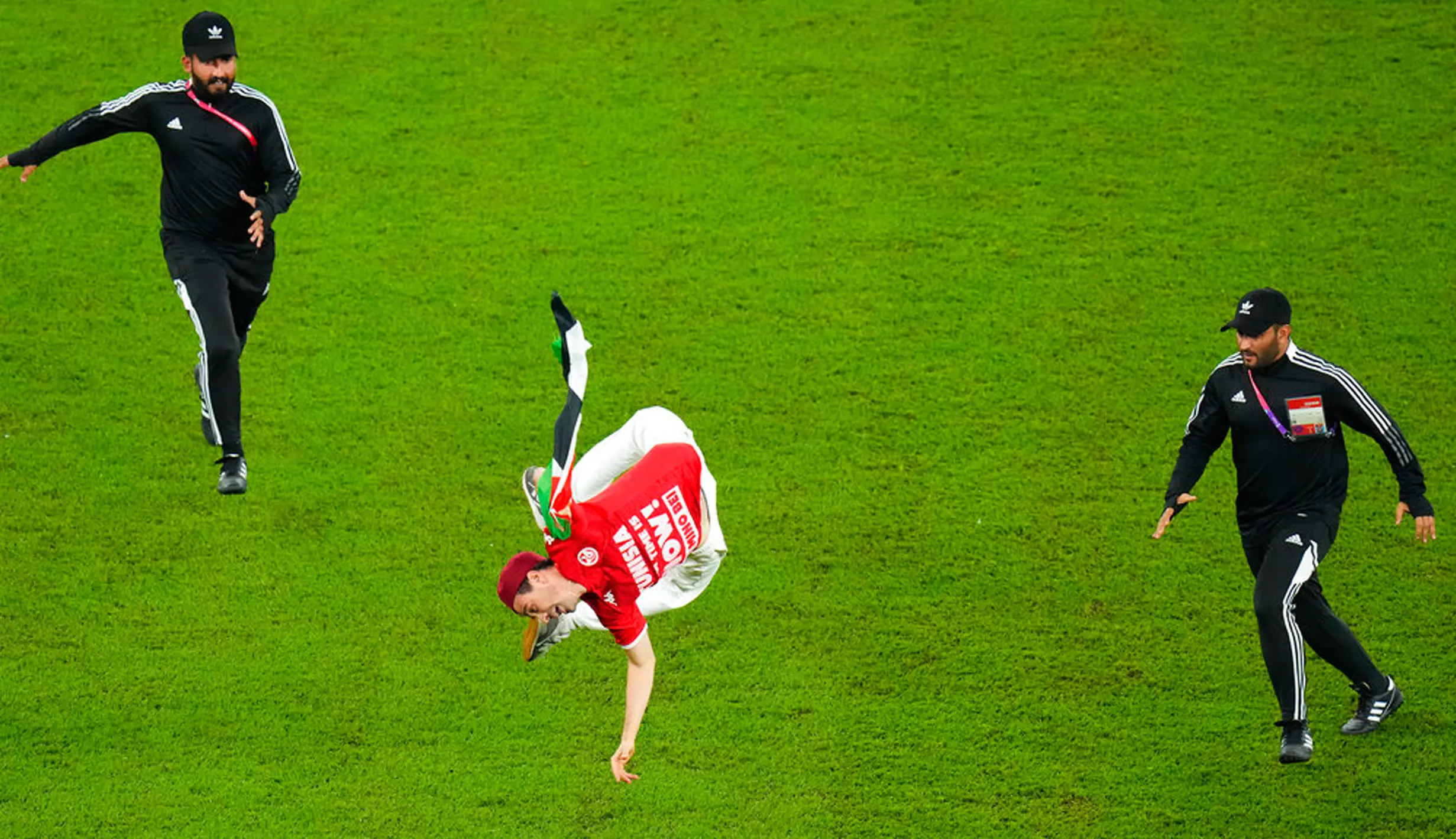 Suporter Salto Sambil Bawa Bendera Palestina di Laga Piala Dunia 2022 ...