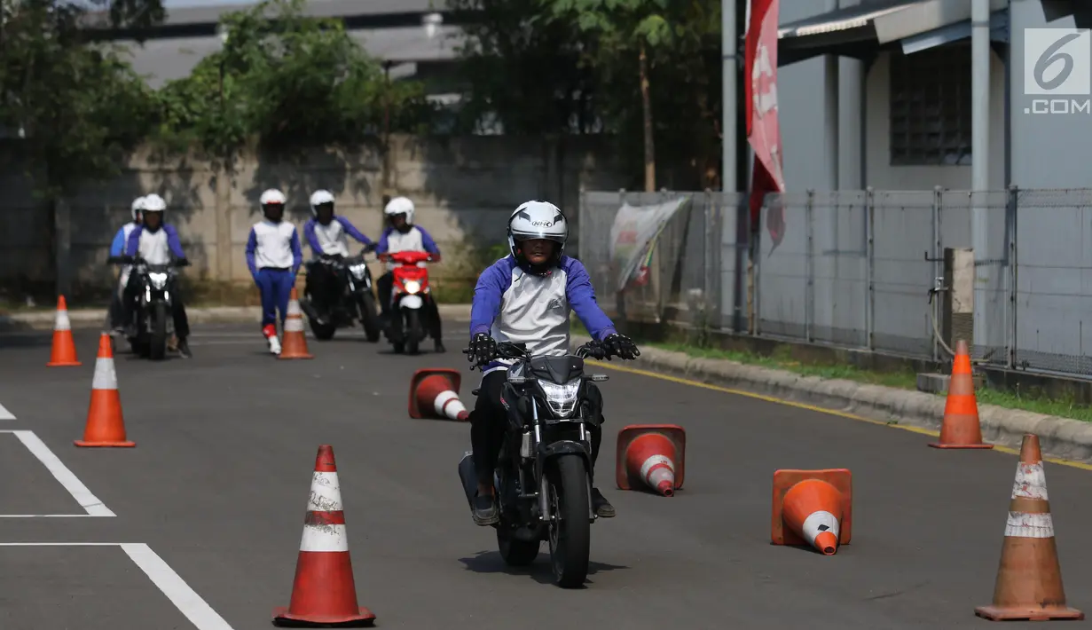 FOTO: Belajar Berkendara Dengan Baik di Kegiatan Safety Riding - Foto ...