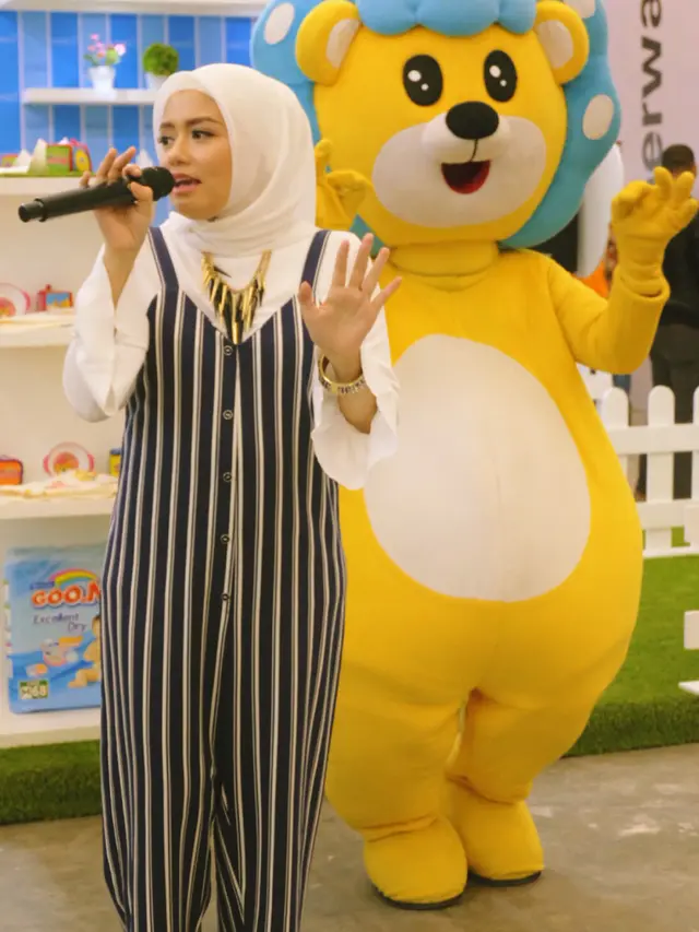 Potret Tika Ramlan Dalam Balutan Hijab, Tetap Stylish & Cantik - Islami ...