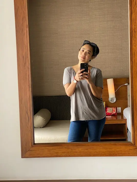 Potret Awet Muda Feni Rose, Pesonanya Tak Memudar di Usia Nyaris Kepala Lima - Foto Liputan6.com