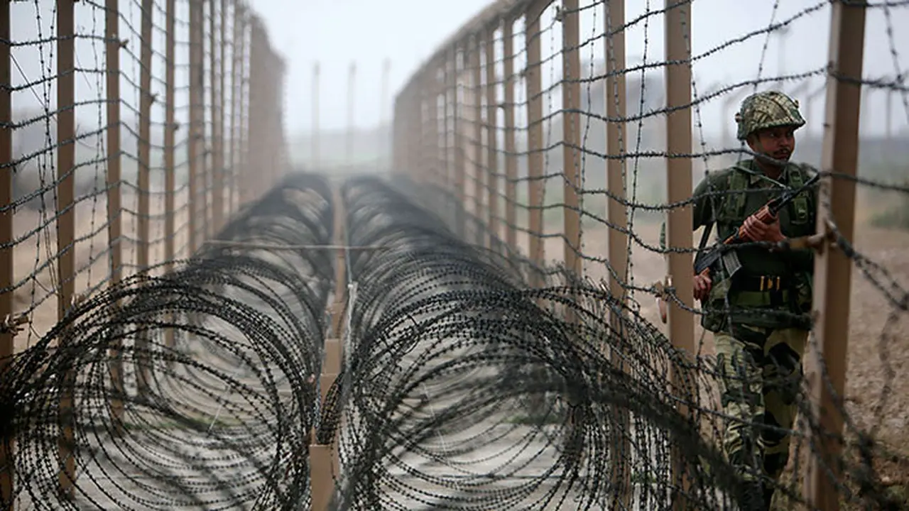 7 Potret Perbatasan Antar Negara Ini Unik, Pakai Pagar Berduri hingga ...