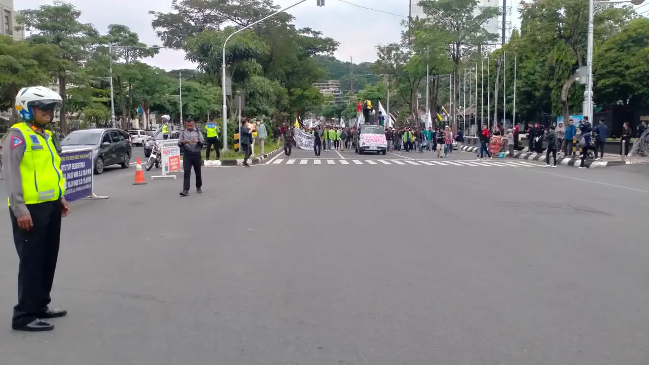 Demo UU Ciptaker di Depan Kantor Gubernur Jateng Ricuh, 5 Orang Ditangkap - Regional Liputan6.com