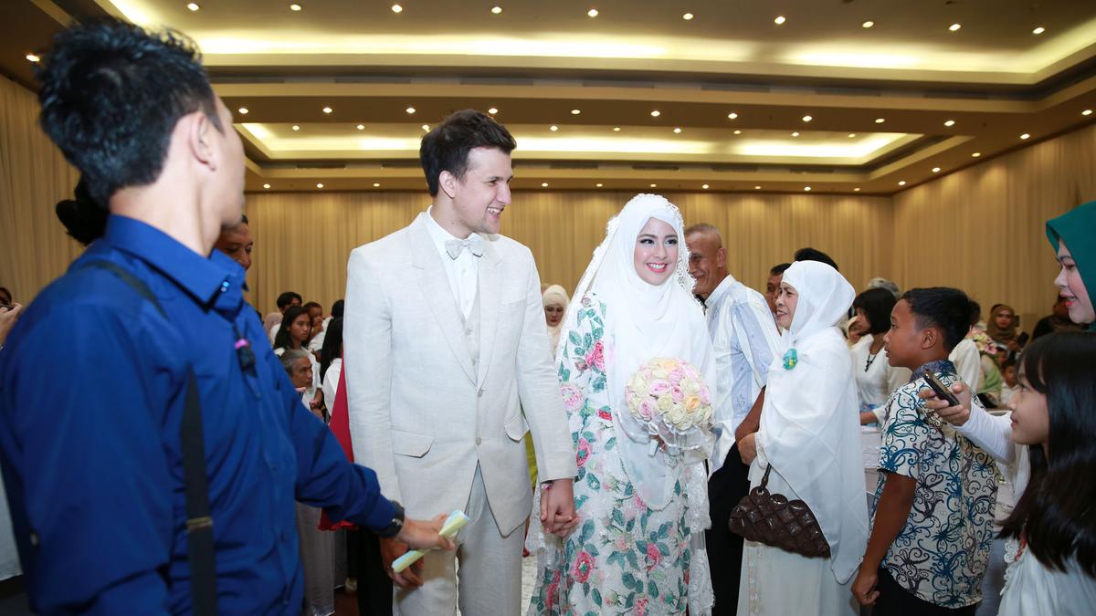 'Penyakit' Bahagia dari Stuart Collin - Risty Tagor Ternyata Menular ...