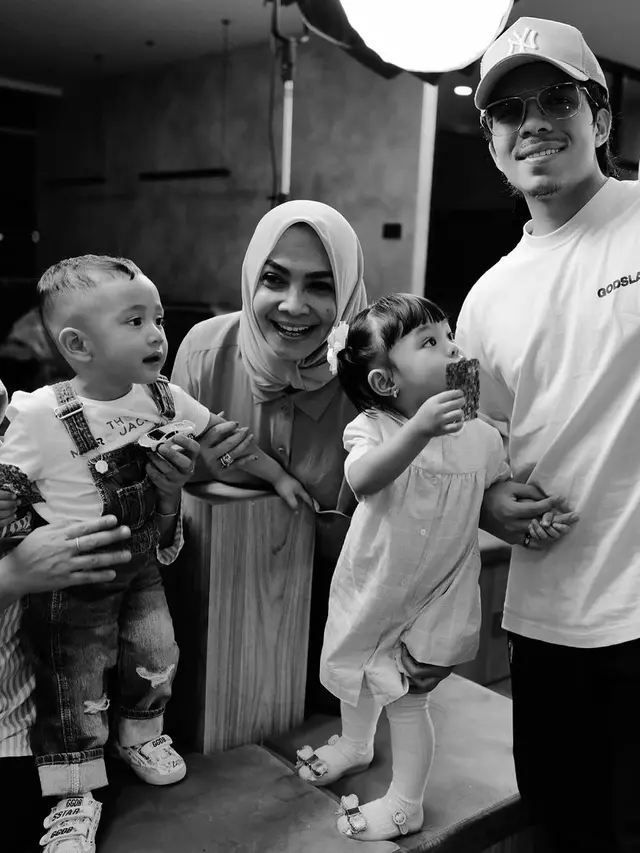 9 Potret Artis di Ulang Tahun Rayyanza 'Cipung', Meriah - Hot Liputan6.com