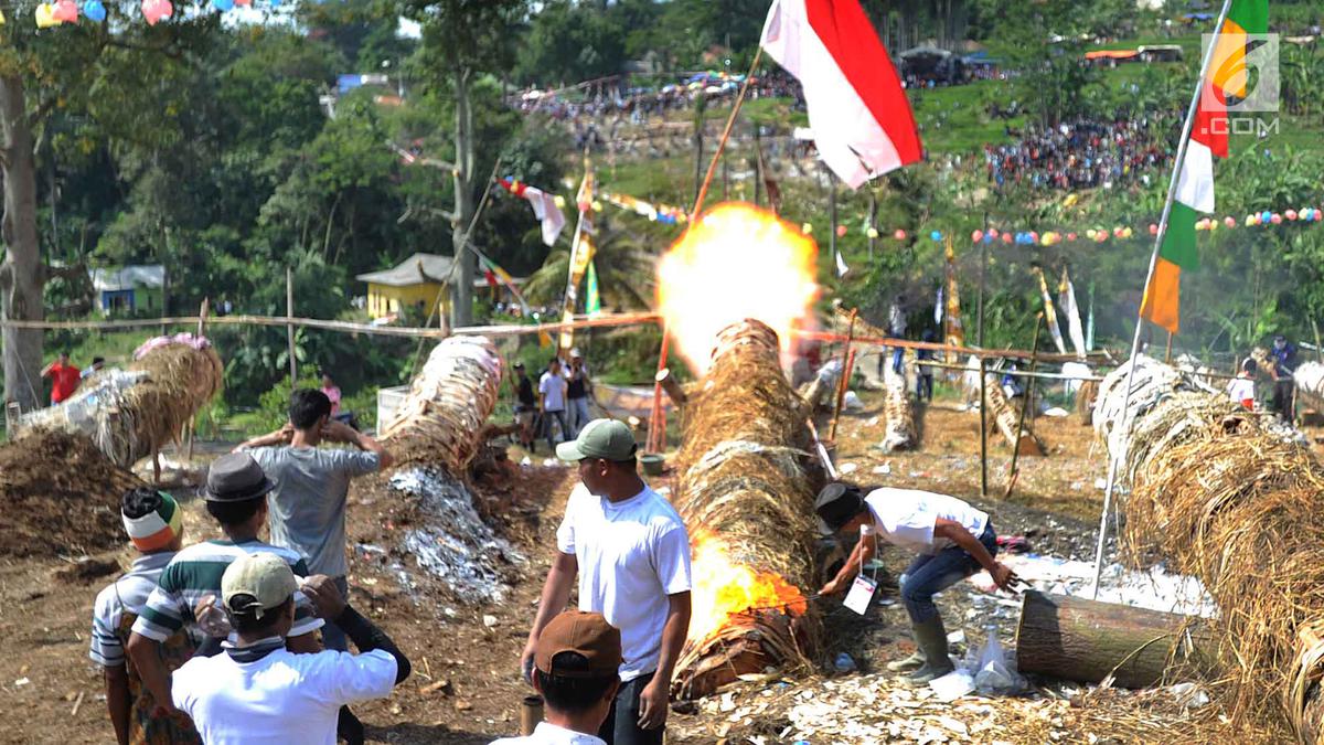 FOTO: Seru, Warga Bogor Perang Meriam Karbit - Foto Liputan6.com