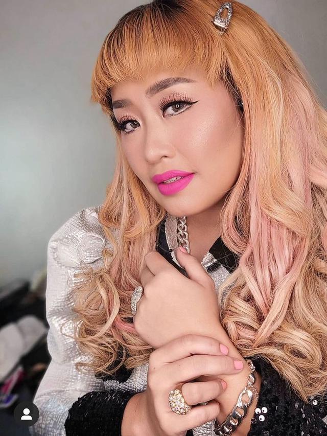 6 Potret Terbaru Penampilan Pinkan Mambo, Bak Boneka Barbie - Hot ...