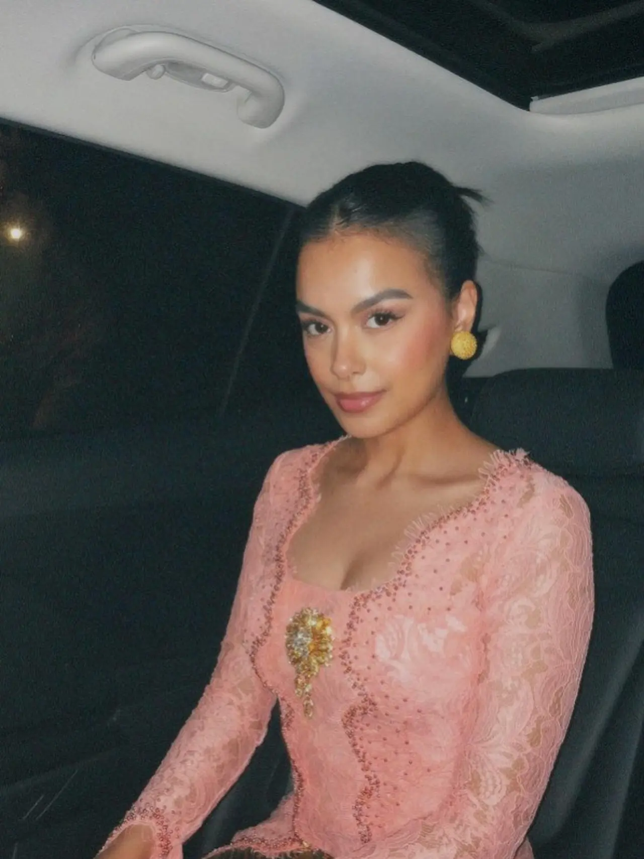Foto-foto Eva Celia Pakai Kebaya, Enggak Kalah Cantik dari Ibunya Sophia Latjuba - Citizen6 ...