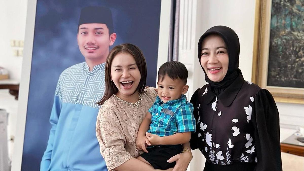 Sambangi Rumah Ridwan Kamil, Rossa Kaget Lihat Aksi Adik Bungsu Eril - Entertainment Fimela.com