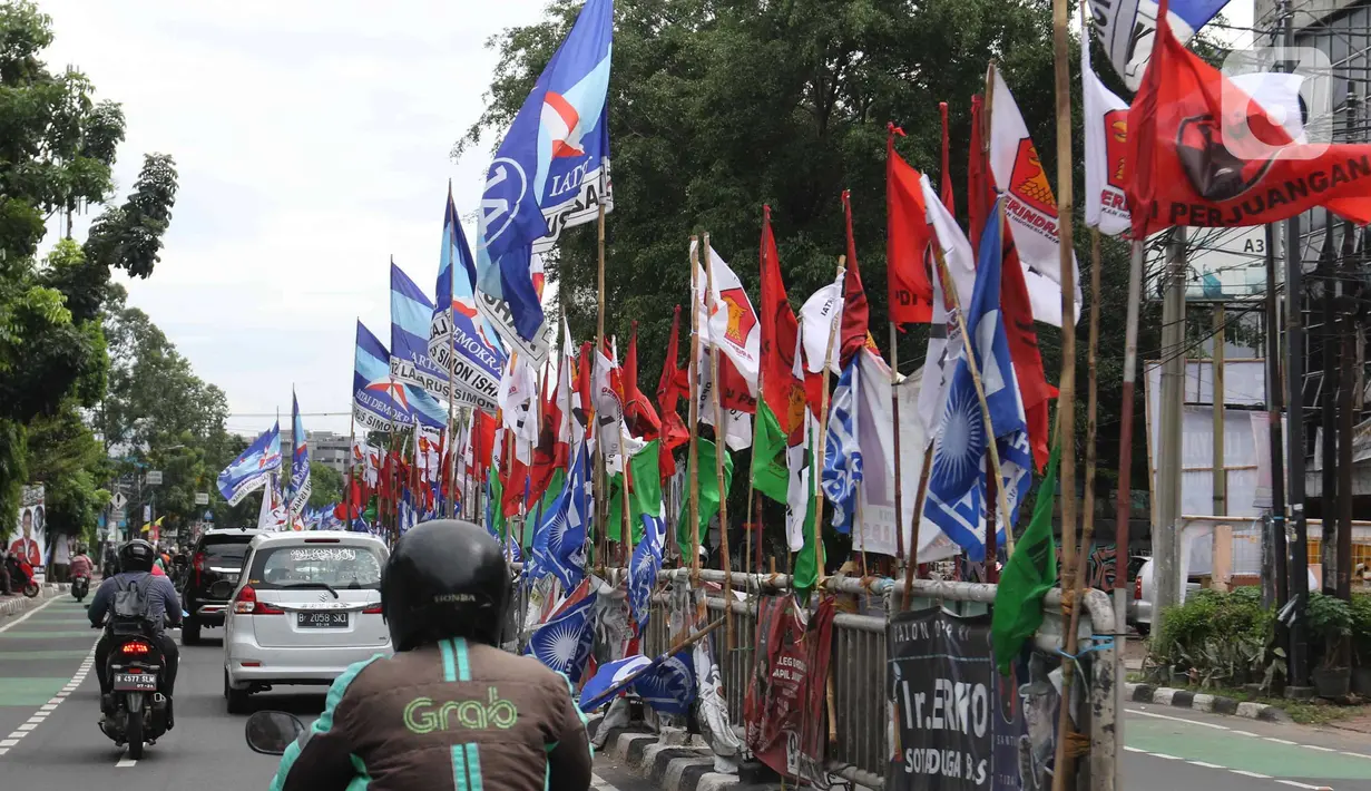 Semrawut, Pemasangan Alat Peraga Kampanye di Kawasan Jalan Dr Saharjo ...