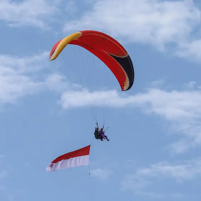 Aksi Penerjun Paralayang Bukit Arang Warnai Peringatan HUT ke-78 RI di ...