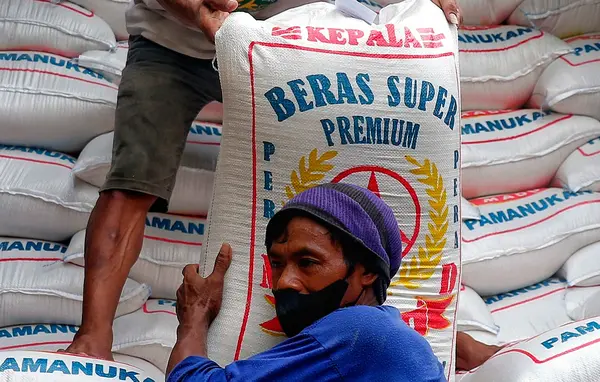 5 Meme Lomba Tarik Tambang Ini Sukses Bikin Senyum Nyengir - Hot ...