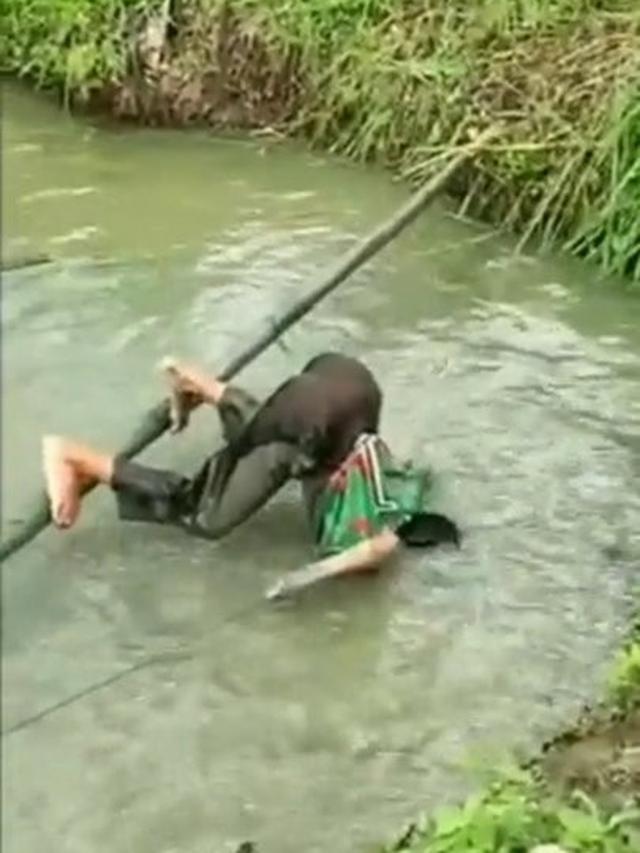 Viral, Aksi Bocah Lewati Galah Bambu di Empang Ini Bikin Kasihan