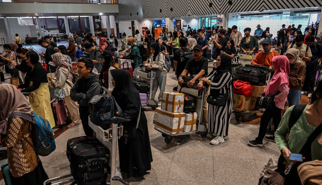 Puncak Arus Mudik Lebaran 2024, Bandara Juanda Surabaya Dipadati Pemudik - Foto Liputan6.com