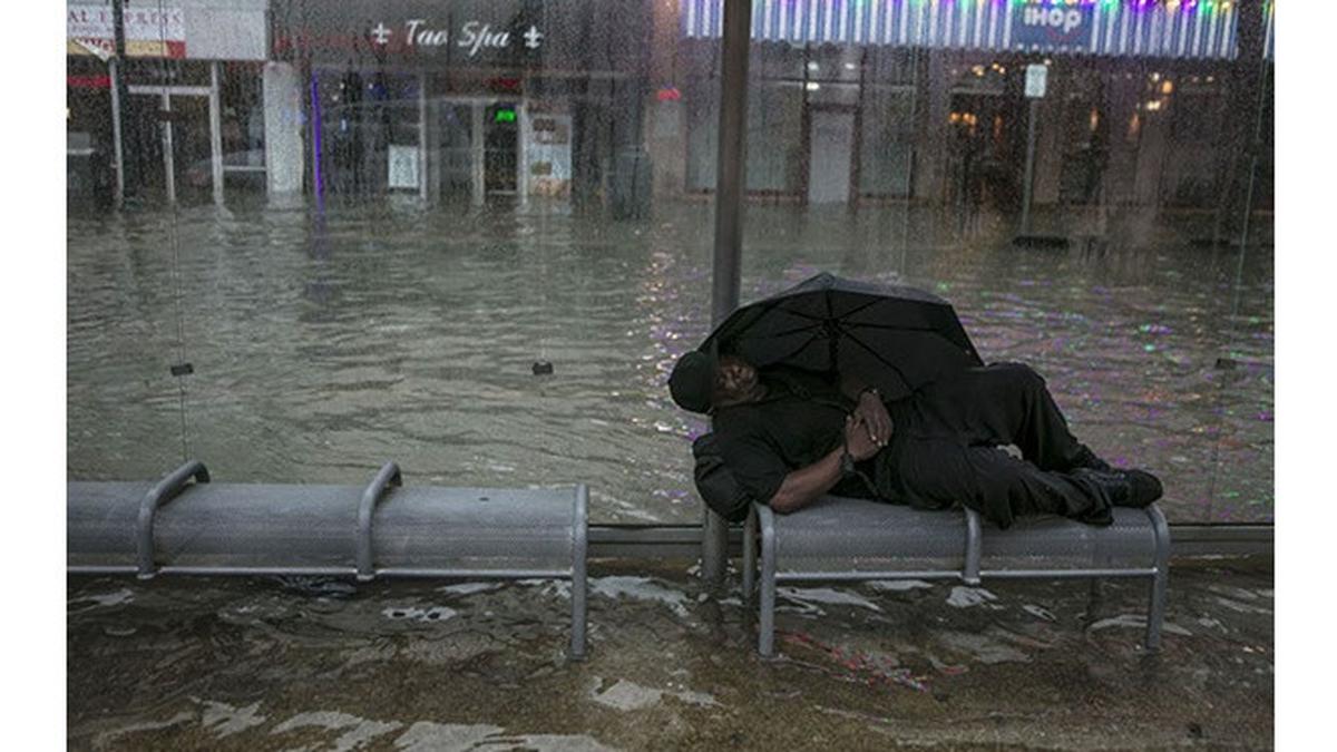 6 Foto Ini Buktikan Tidak Manusiawinya Kota Terhadap Tunawisma