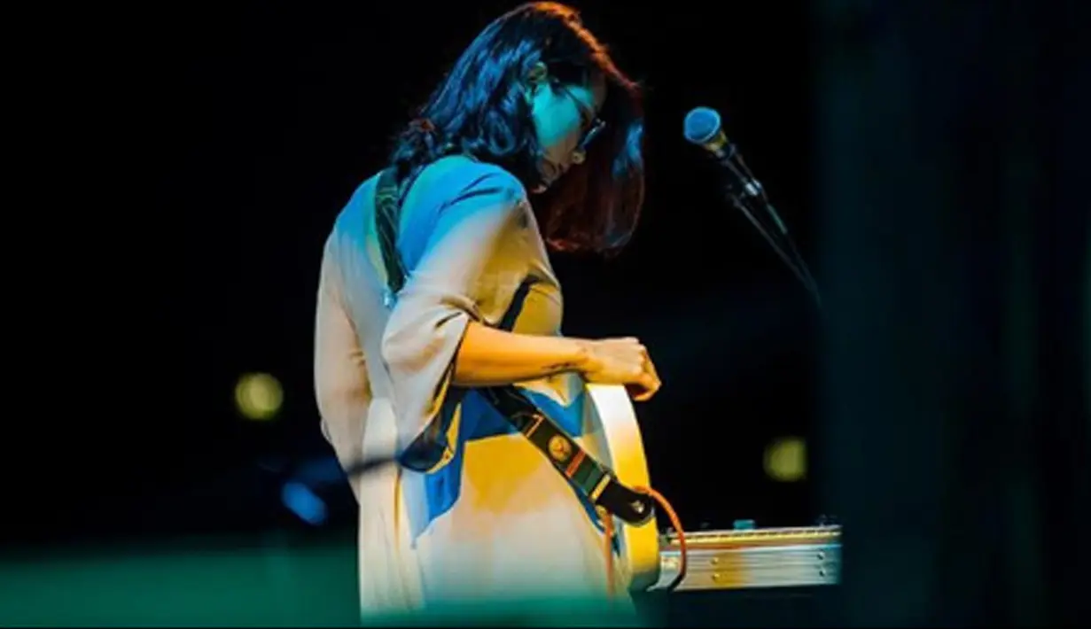 FOTO: Danilla Riyadi, Penyanyi Indie yang Sering Bikin Gagal Fokus ...