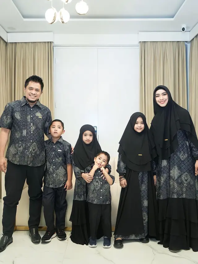 8 Potret Oki Setiana Dewi dan Keluarga Pakai Baju Kembar, Inspirasi Lebaran - Hot Liputan6.com