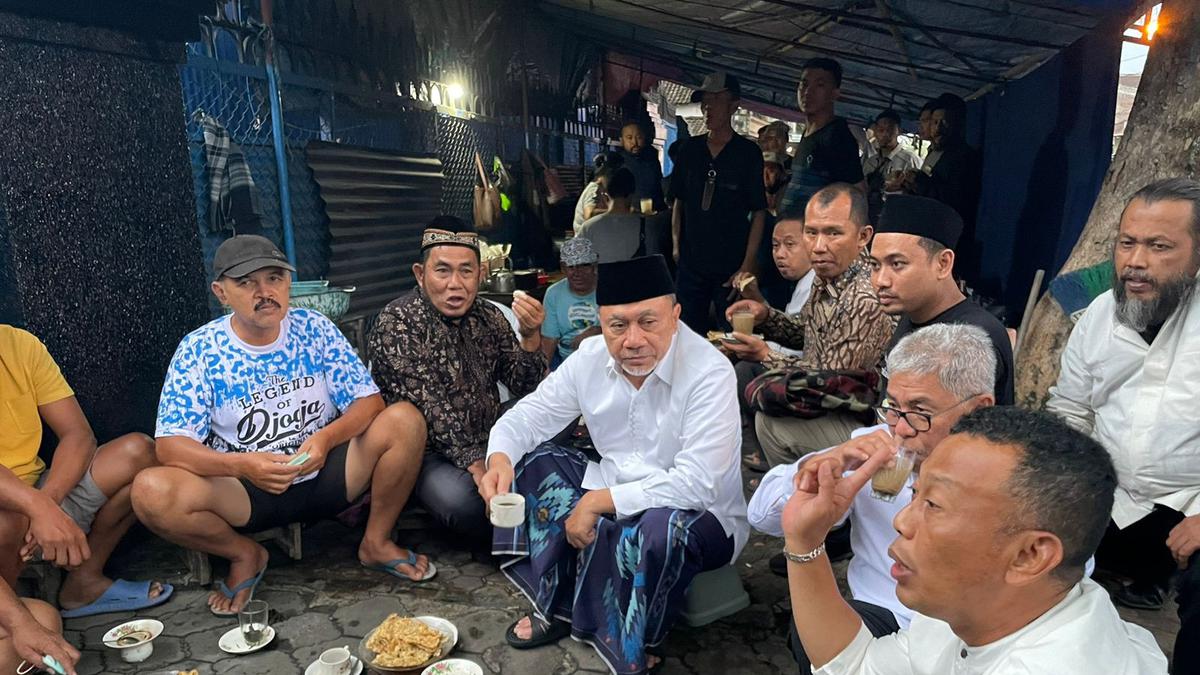 Gaya Mendag Ngopi Santai Sarungan Bareng Pedagang di Pasar Ponorogo ...