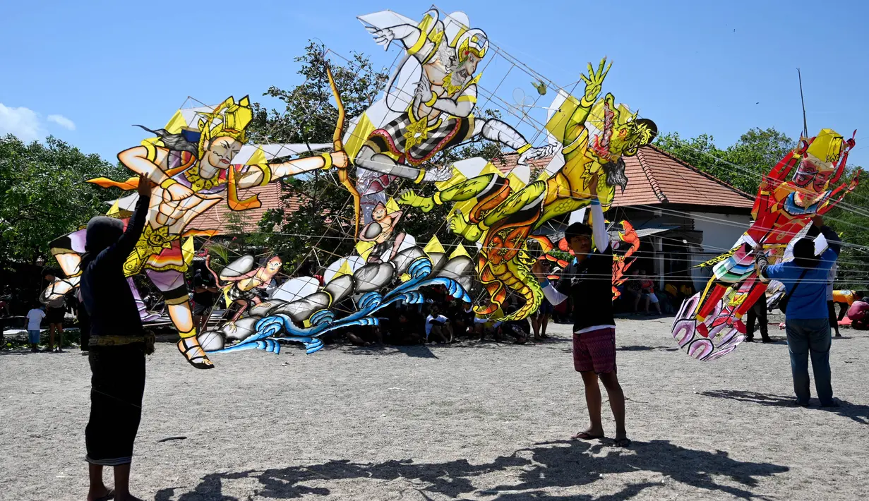 Meriahkan HUT ke-79 RI, Puluhan Layang-layang Hiasi Langit Pantai ...
