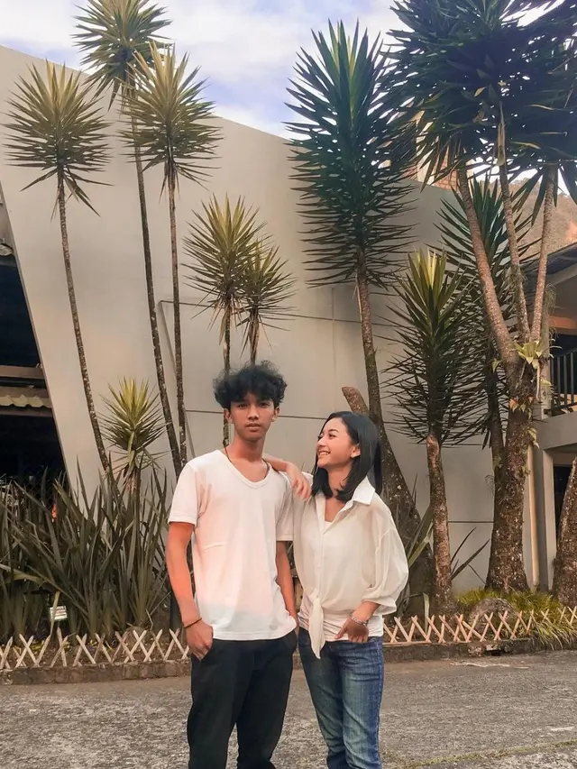 6 Potret Glenca Chysara Bareng Sang Adik, Sering Dikira Pacar