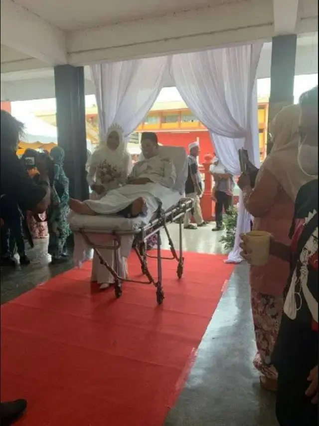 Alami Kecelakaan Sebelum Akad Pria Ini Diantar Ambulans Menuju Aula