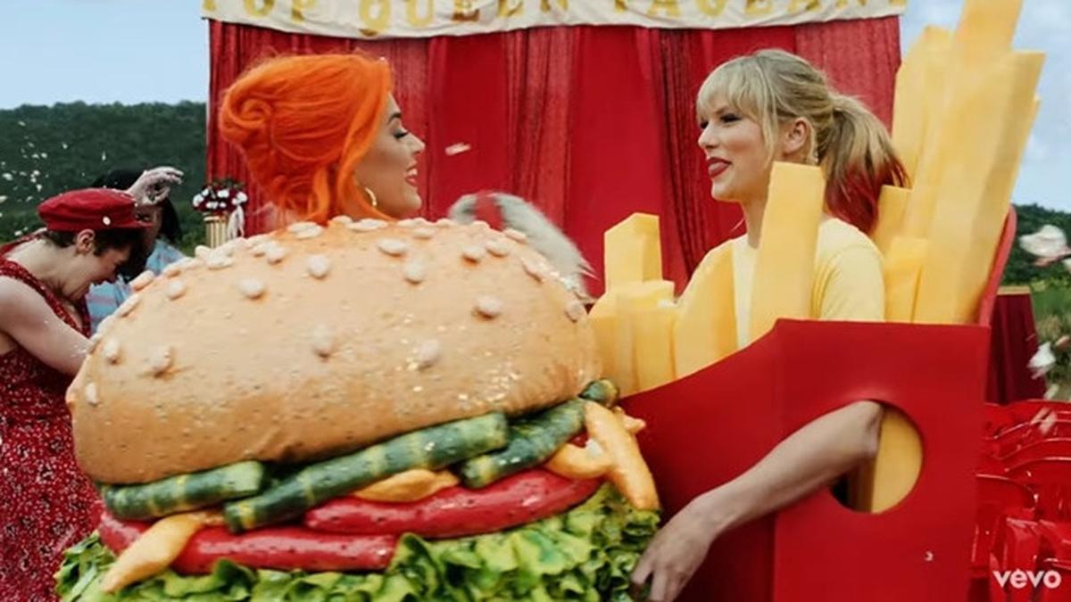 Taylor Swift - Katy Perry Pelukan Pakai Kostum Kentang dan Hamburger