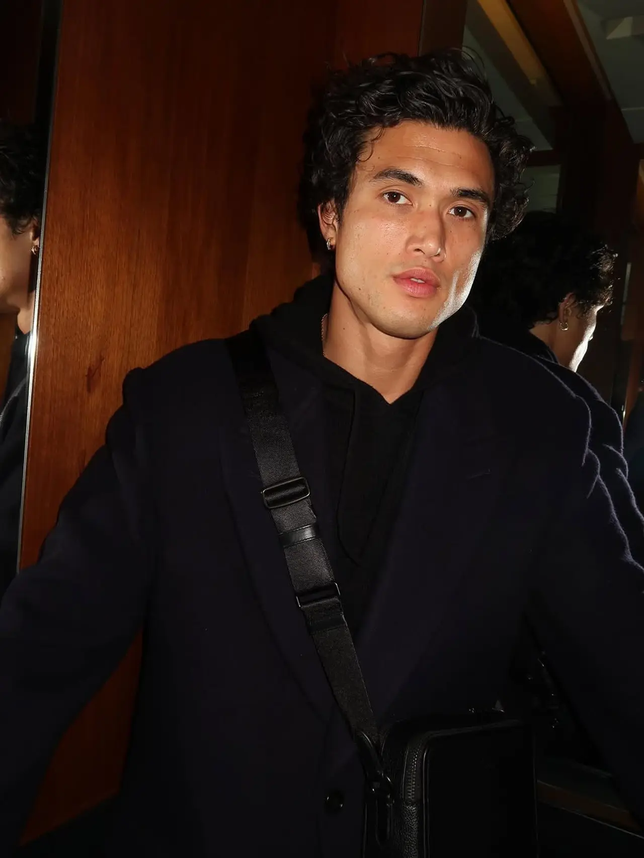 5 Potret Charles Melton, Aktor Berdarah Korea-AS yang Jadi Model Video ...