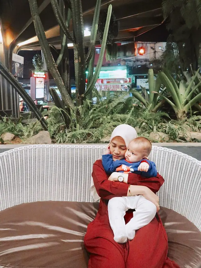 6 Potret Henny Rahman Saat Asuh Baby Zayn, Jadi Mama Milenial - Hot ...