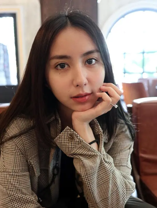 Pose Foto Clairine Clay Saat Topang Dagu, Banjir Pujian Netizen - Foto ...