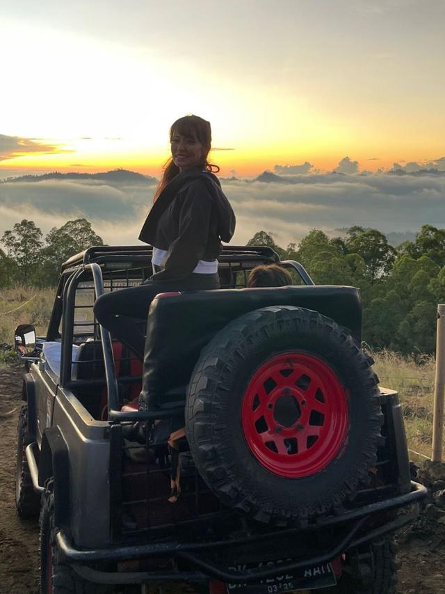 7 Momen Liburan Shanty Paredes di Bali, Nikmati Sunrise di Gunung Batur