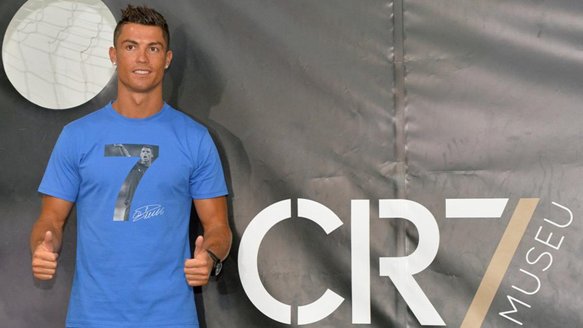 Ronaldo Cium Wanita Berbikini di Miami - Bola Liputan6.com