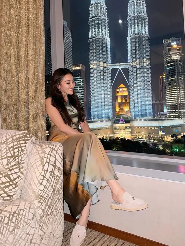 Potret Adu Gaya Nagita Slavina dan Ayu Ting Ting Mengenakan Sandal Loafers Seharga Rp15 jutaan ...