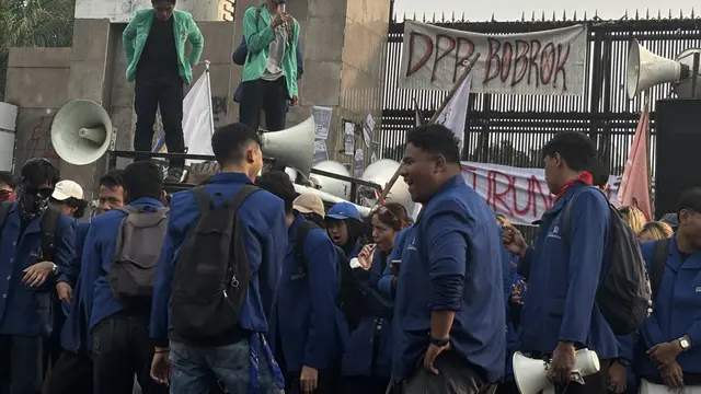 Demo di DPR, Mahasiswa Bawa Karangan Bunga