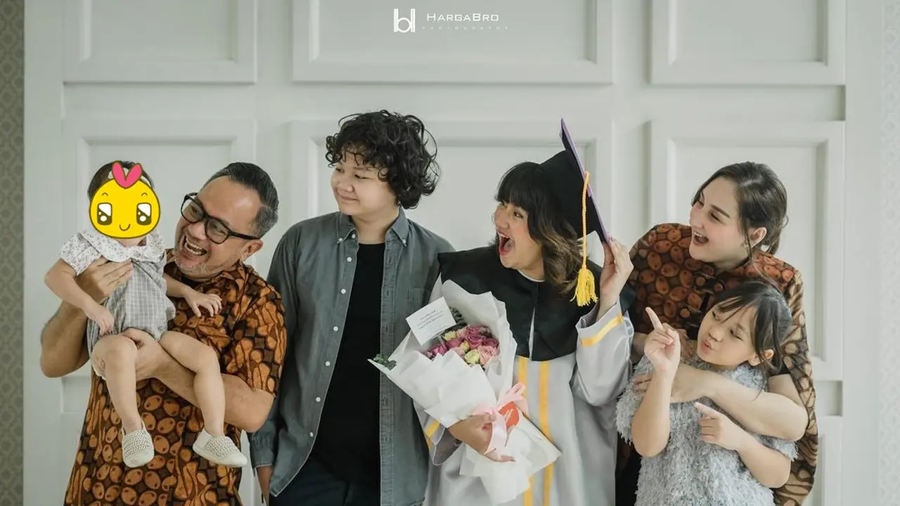 6 Potret Mima Shafa Putri Mona Ratuliu Saat Wisuda, Lulus SMA Bareng Kekasih - Hot Liputan6.com