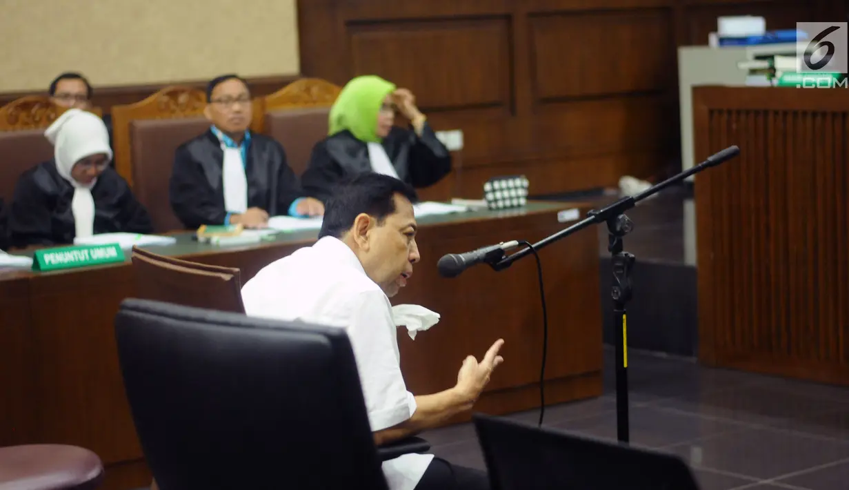 PHOTO: Dipapah Petugas, Setya Novanto Memasuki Ruang Sidang Tipikor ...