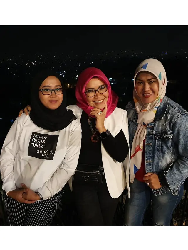 Kerap Jadi Sorotan, Ini 6 Gaya Glamor Umi Kalsum Ibunda Ayu Ting Ting - Hot Liputan6.com