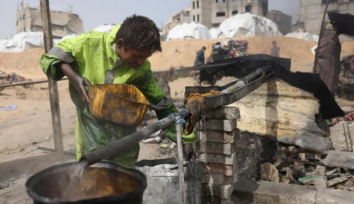 Potret Warga Gaza Mengubah Sampah Plastik Jadi Bahan Bakar Minyak