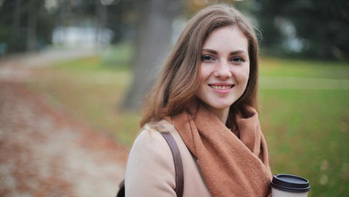 How To: 8 Cara Memakai Scarf di Leher untuk Tampilan Makin Stylish ...