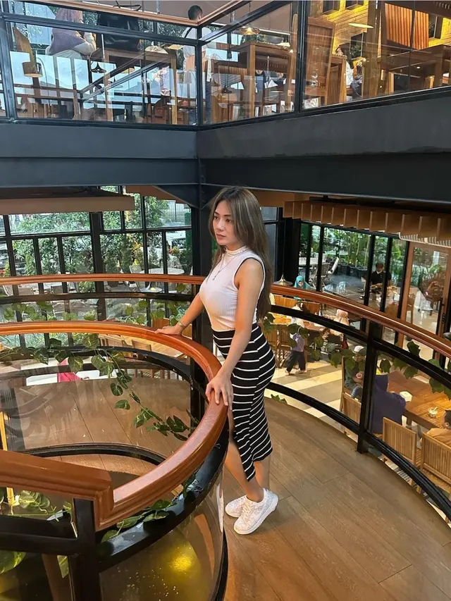 10 Potret Terbaru Berlliana Lovell Kini Mualaf, Gaya Pakai Hijab Bikin Pangling - Hot Liputan6.com